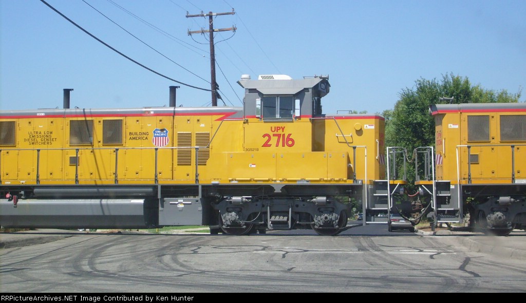 UP 2716 going over the crossing